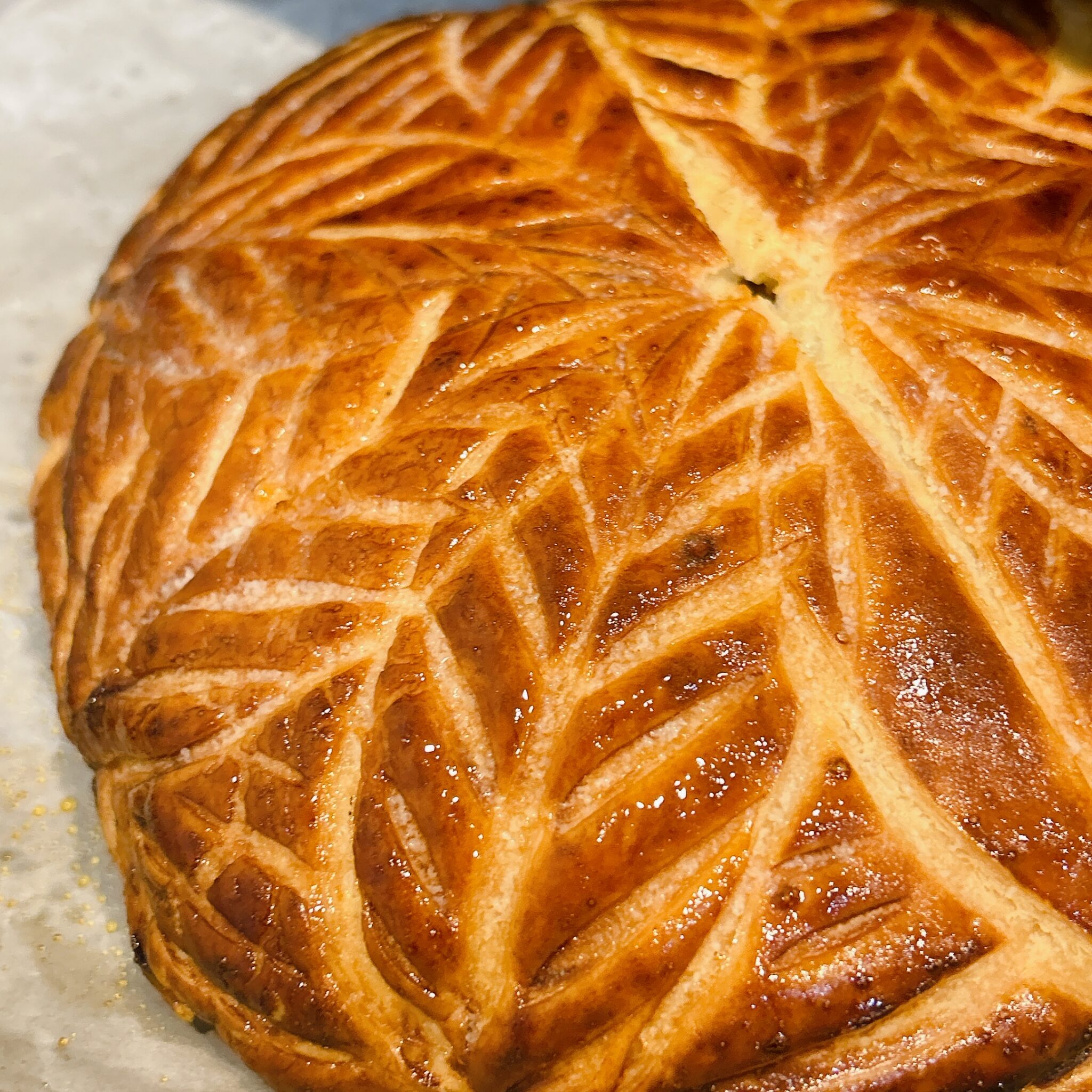 「ガレット・デ・ロワとは？フランスの新年を祝う伝統菓子の魅力と楽しみ方」 - Bistro Petit a petit（ビストロ プティタプティ）